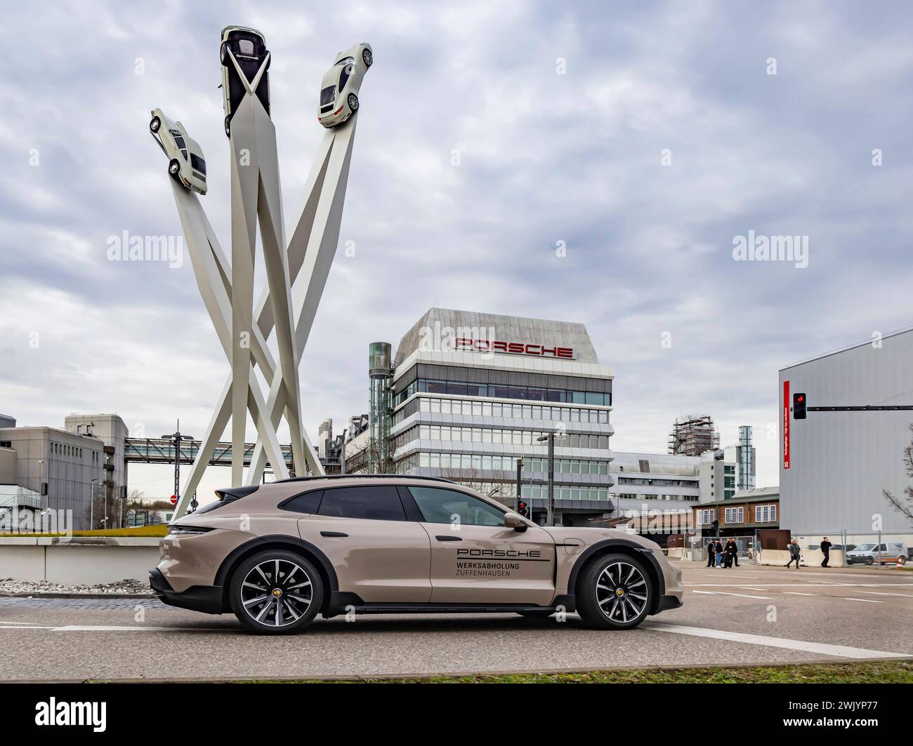 Porscheplatz Zuffenhausen mit Kunstwerk und Headquarter der ...