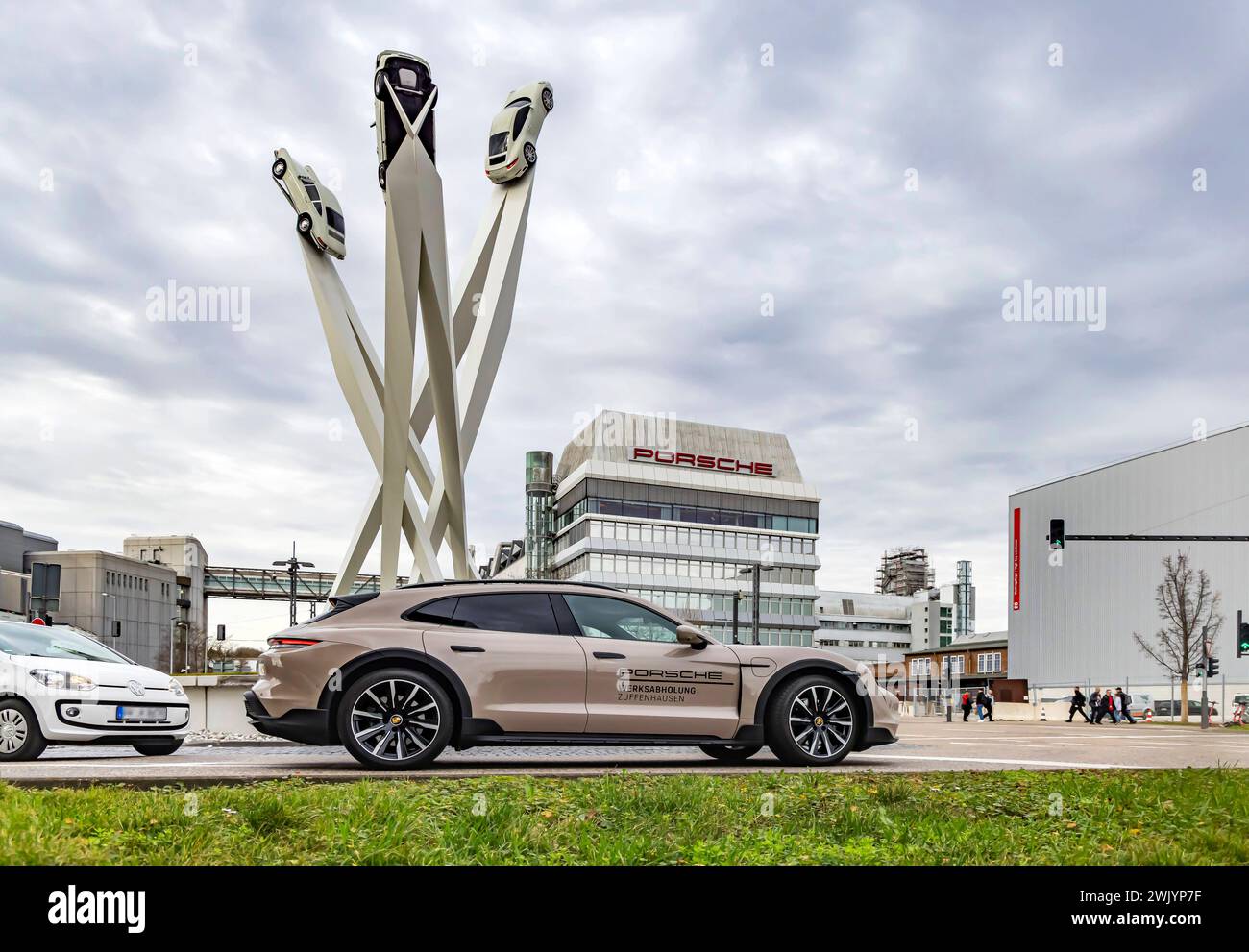 Porscheplatz Zuffenhausen mit Kunstwerk und Headquarter der ...