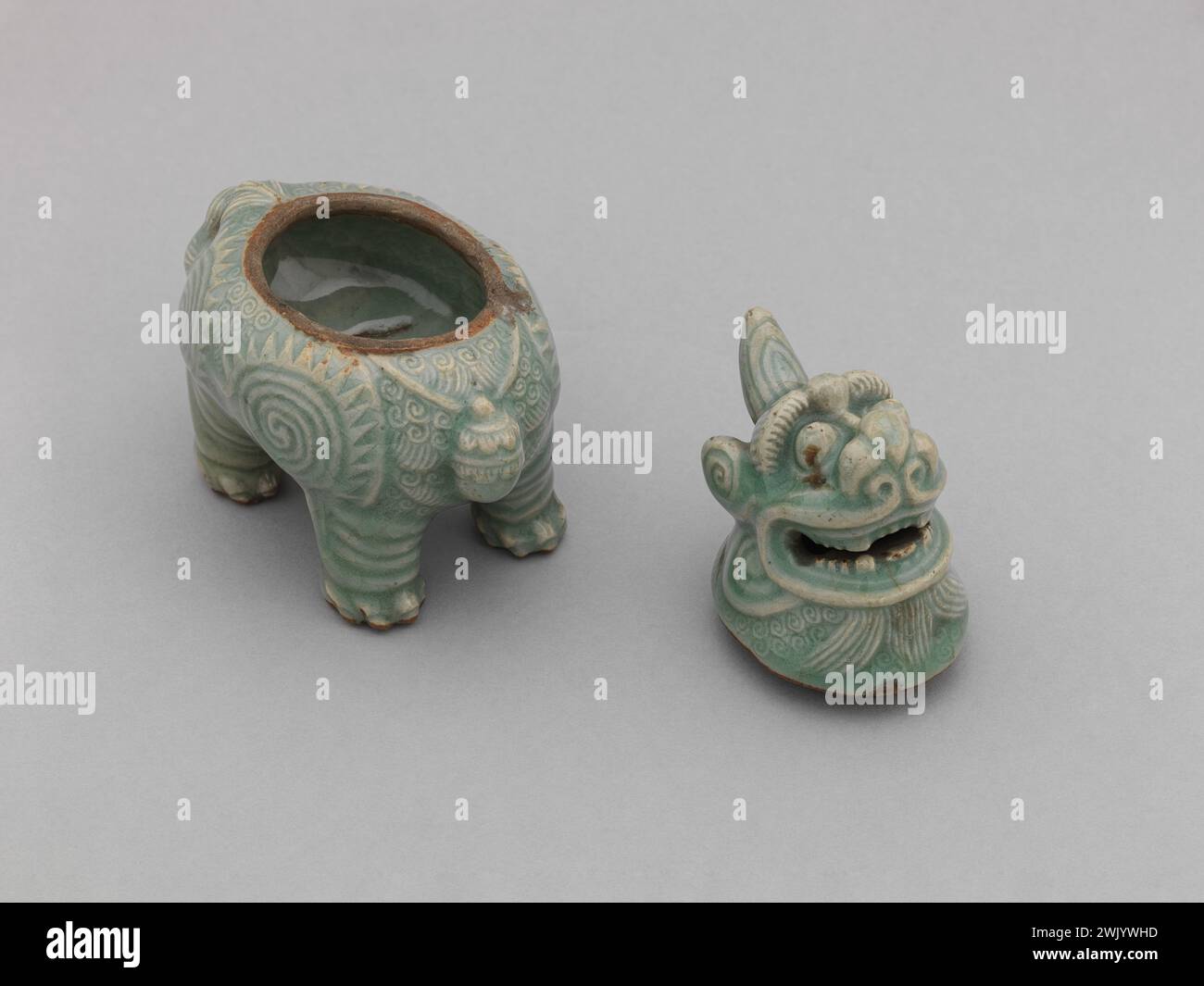 Burnt-Parfum (common name). Sandstone, molding, celadon, molded decor ...