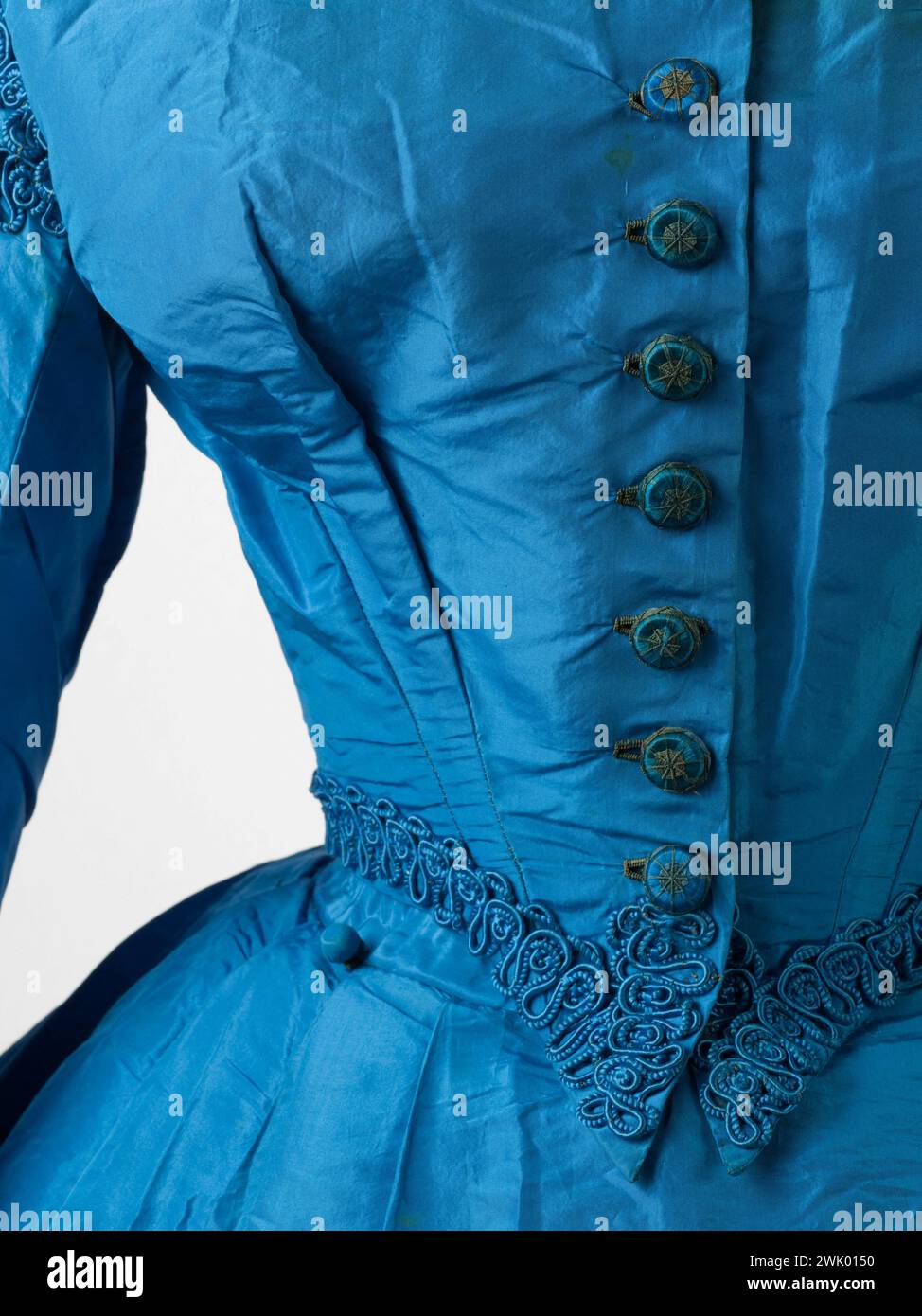 Dress (bodice and skirt). Blue silk taffeta, blue drums. Around 1861 ...