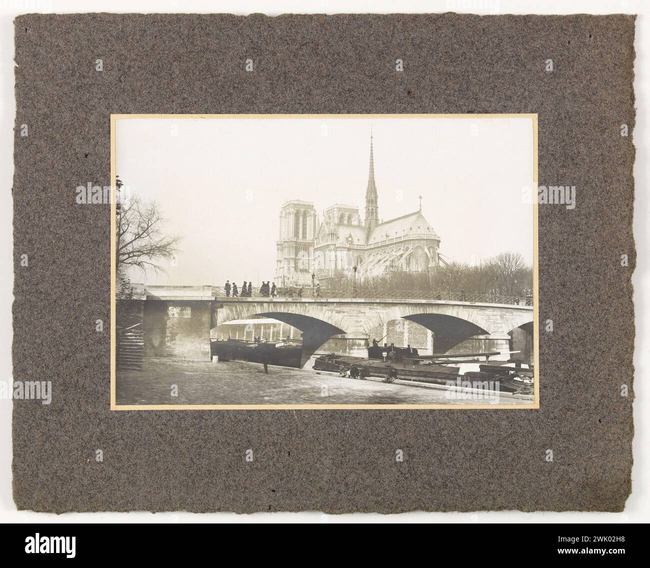 Archbishopric bridge and Notre-Dame Cathedral. Paris (IVth arr ...