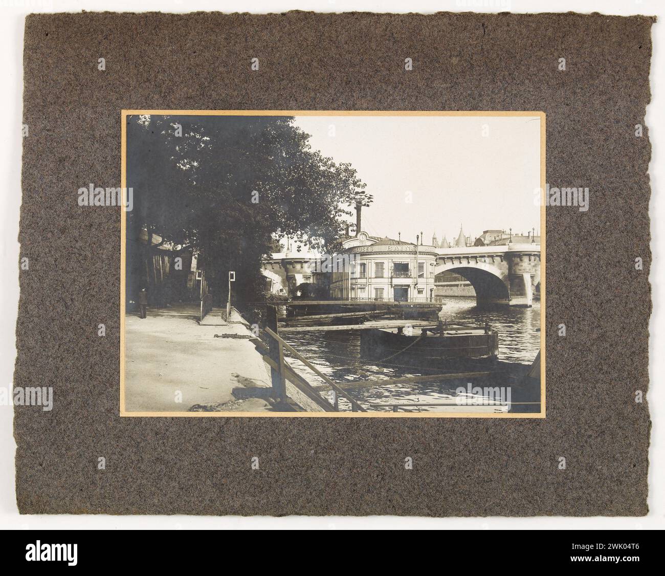 Bains de la Samaritaine, quai du Louvre. Paris (1 arr.). Photograph by ...