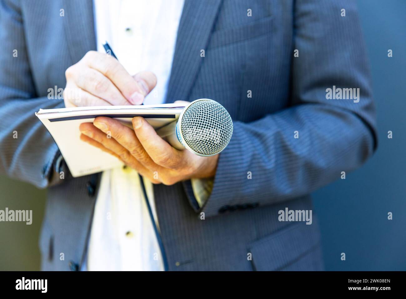 Fake news broadcast story hi-res stock photography and images - Alamy