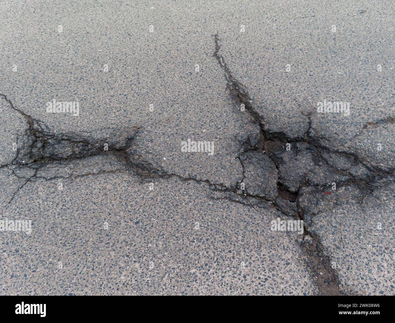 Sternfoermiger Fahrbahndefekt - hier muesste großflaechig saniert ...