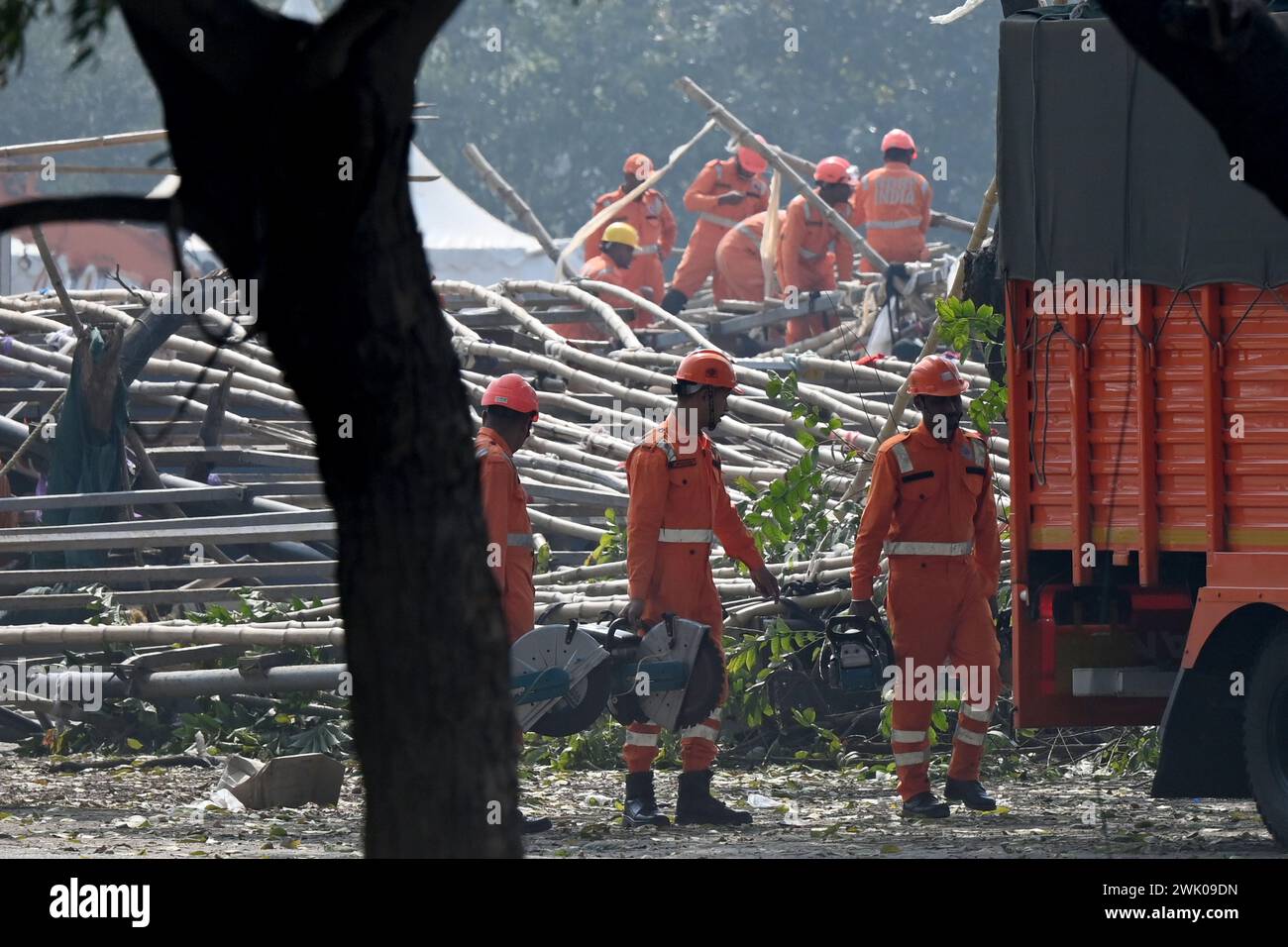 New Delhi, India. 17th Feb, 2024. NEW DELHI, INDIA -FEBRUARY 17: NDRF and other rescue team ...