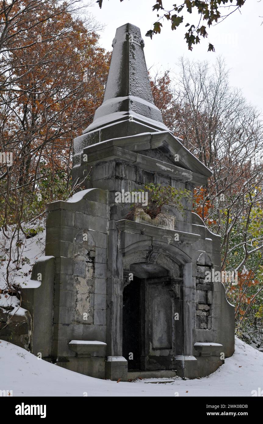 A snow-covered mausoleum at Montreal's historic Notre-Dame-des-Neiges ...
