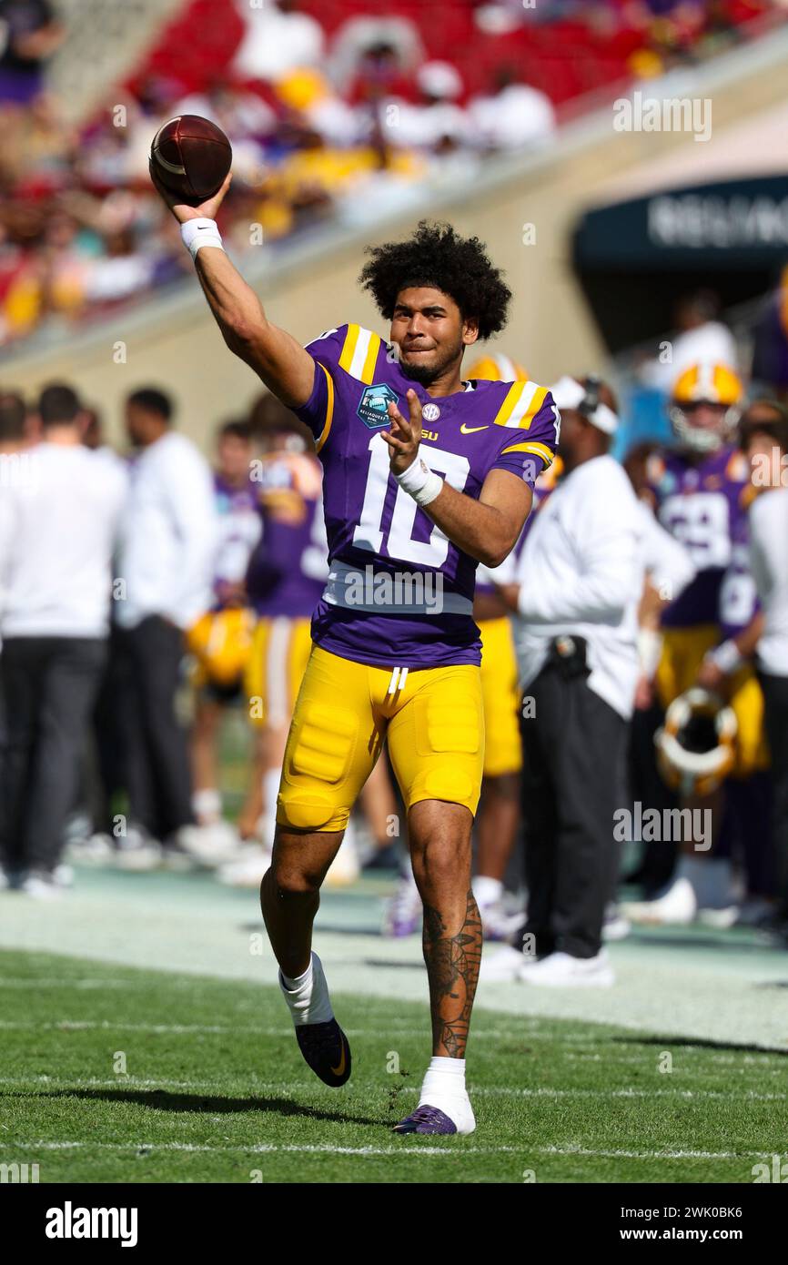 LSU Tigers quarterback Rickie Collins (10) passes the ball on the ...