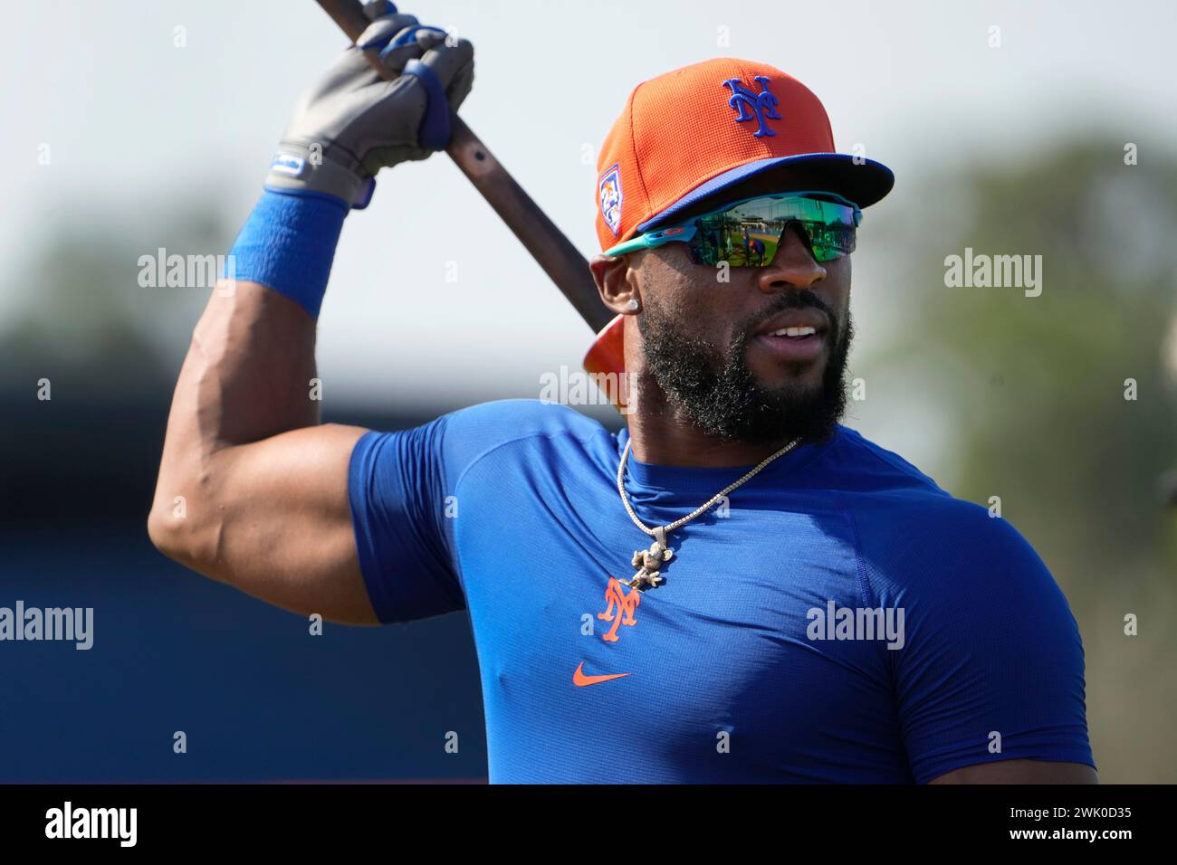 New York Mets' Starling Marte prepares to take batting practice during ...