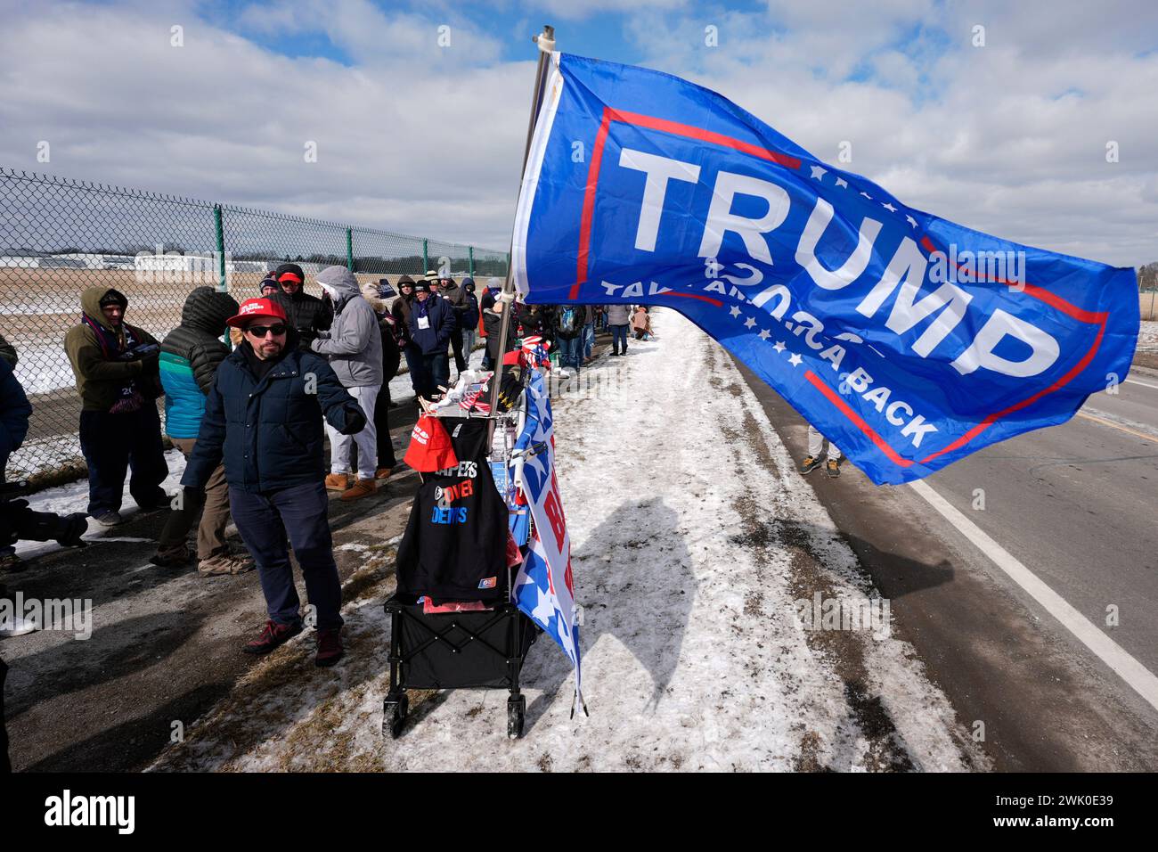 Supporters wait in line for a Republican presidential candidate former ...