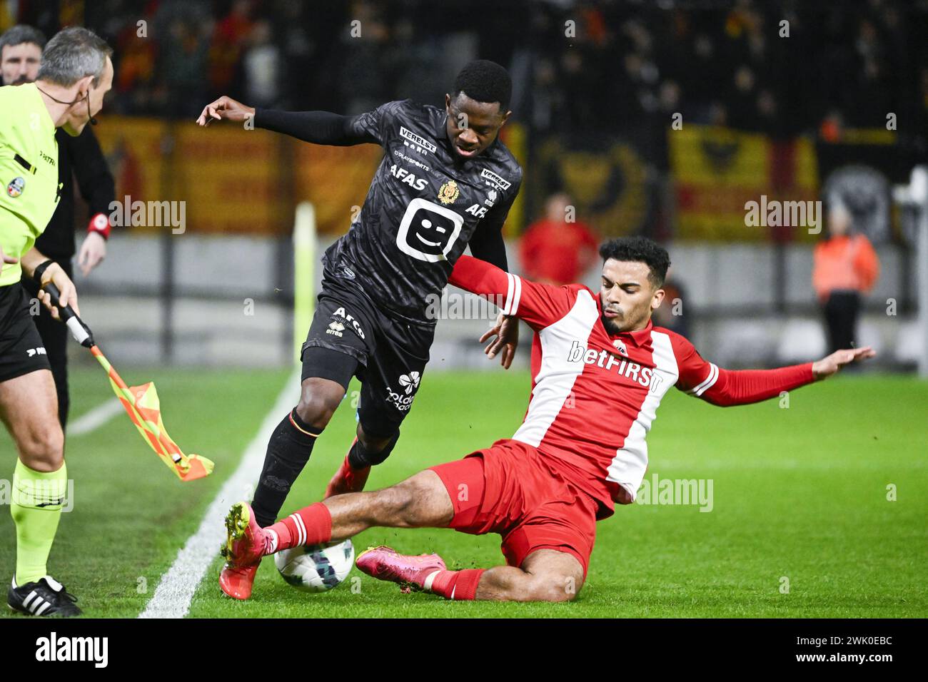 Antwerp, Belgium. 17th Feb, 2024. Mechelen's Bill Antonio and Antwerp's Owen Wijndal pictured in ...