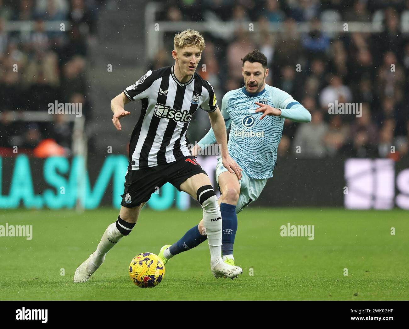 Newcastle Upon Tyne, UK. 17th Feb, 2024. Anthony Gordon of Newcastle ...