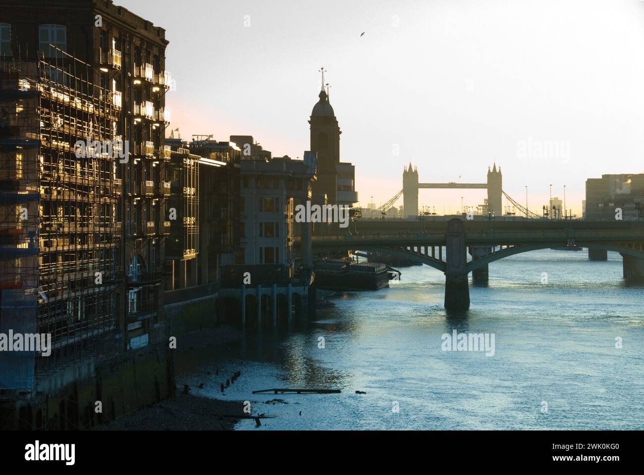 The river thames towards tower bridge hi-res stock photography and ...