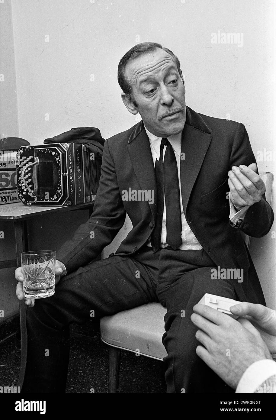 Roberto Goyeneche, Argentine tango singer, before a performance in ...