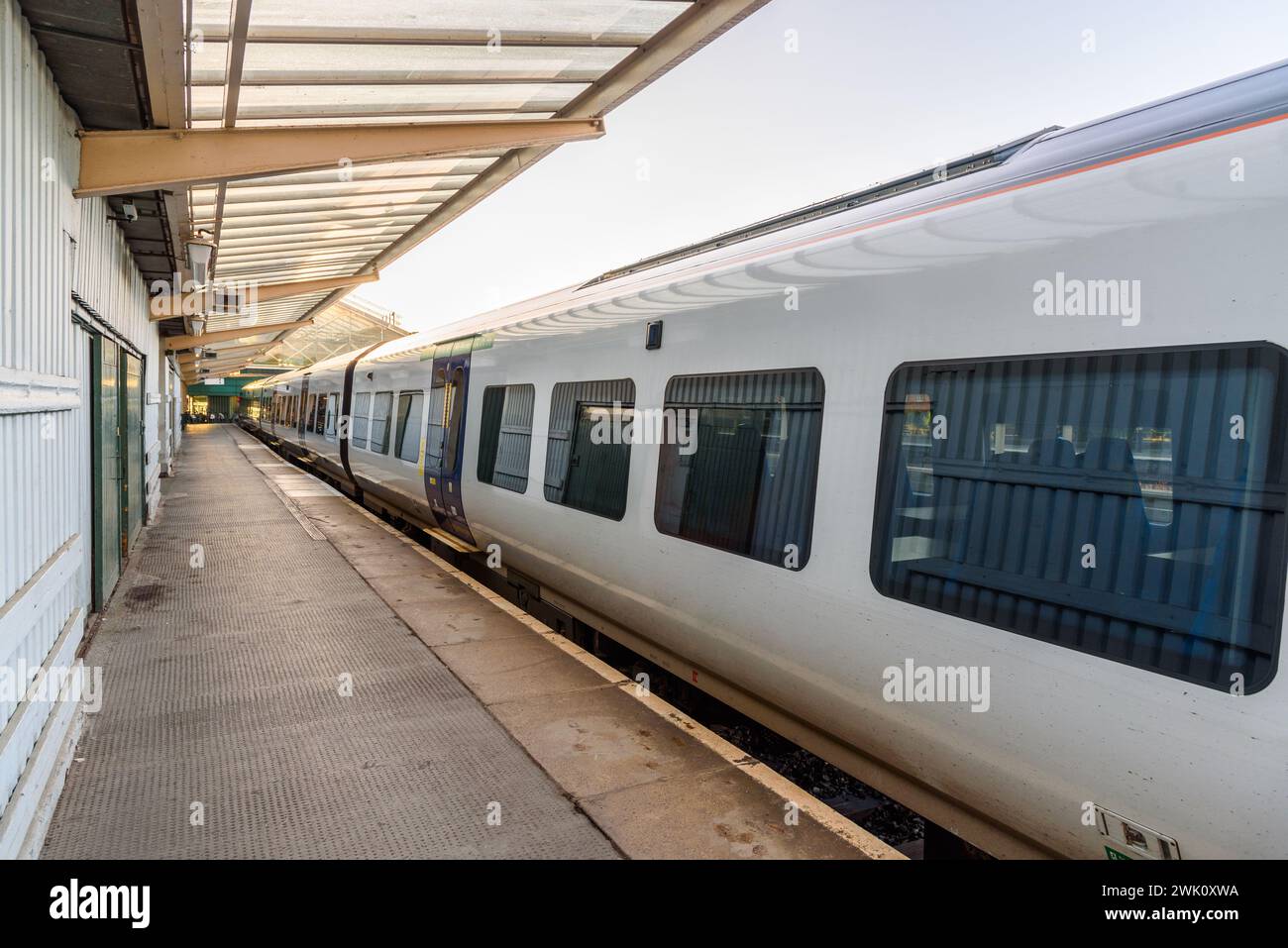 Empty train station platform hi-res stock photography and images - Alamy