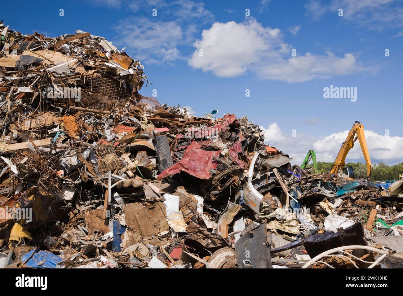 Large pile mixed scrap metal hi-res stock photography and images - Alamy