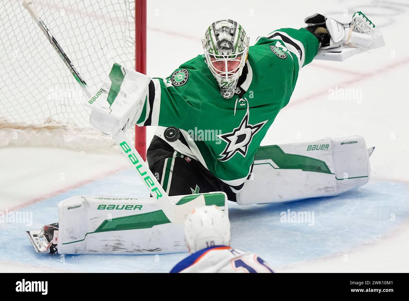 Edmonton Oilers center Derek Ryan (10) scores a goal against Dallas ...