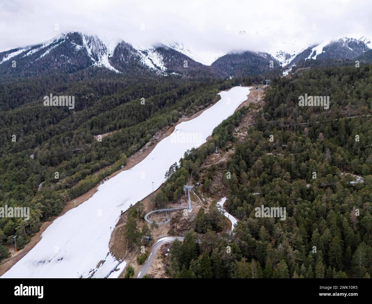 Hoch-Imst, Österreich. 17 Februar 2024. Weißes Band der Talabfahrt des ...