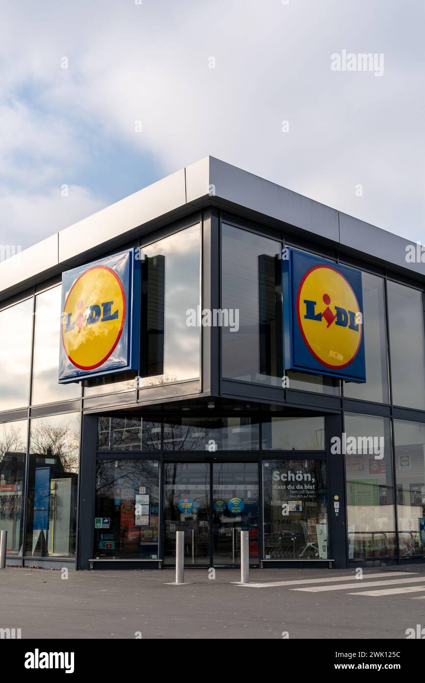 Two story retail store hi-res stock photography and images - Alamy