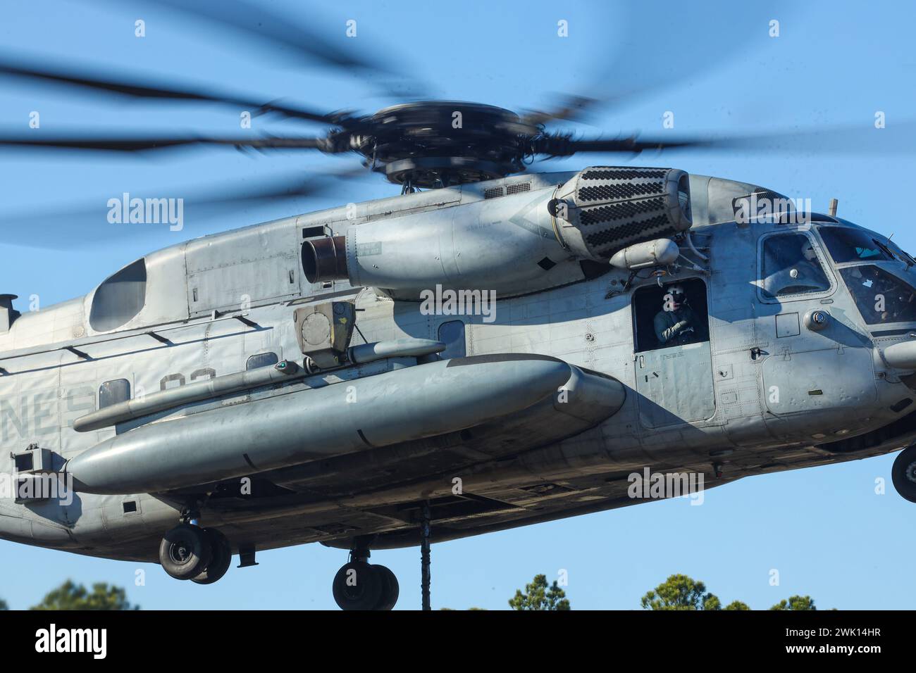 U.S. Marines with Marine Heavy Helicopter Training Squadron 302, Marine ...