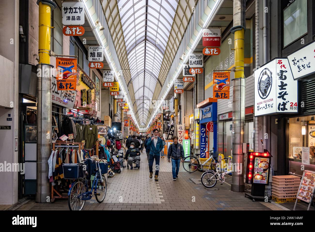Restaurants and shops along alley way at night market. Tokyo, Japan ...