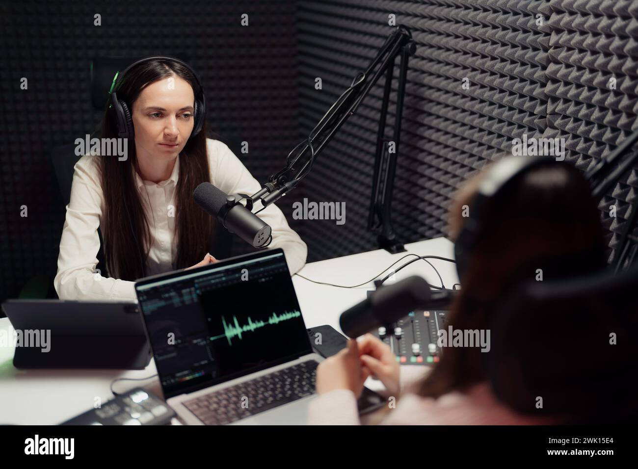 Women in podcasting hi-res stock photography and images - Alamy