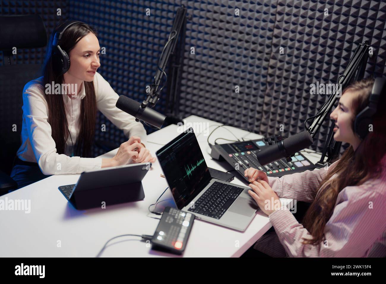 Female podcast hosts hi-res stock photography and images - Alamy