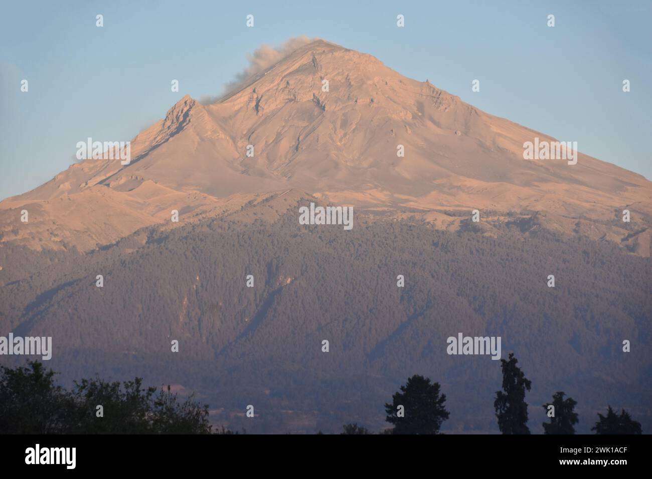 Active volcanoes hi-res stock photography and images - Alamy
