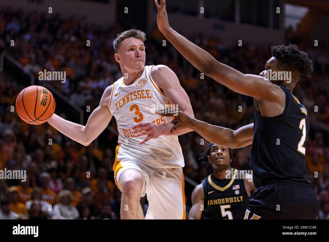 Tennessee guard Dalton Knecht (3) passes the ball around Vanderbilt ...