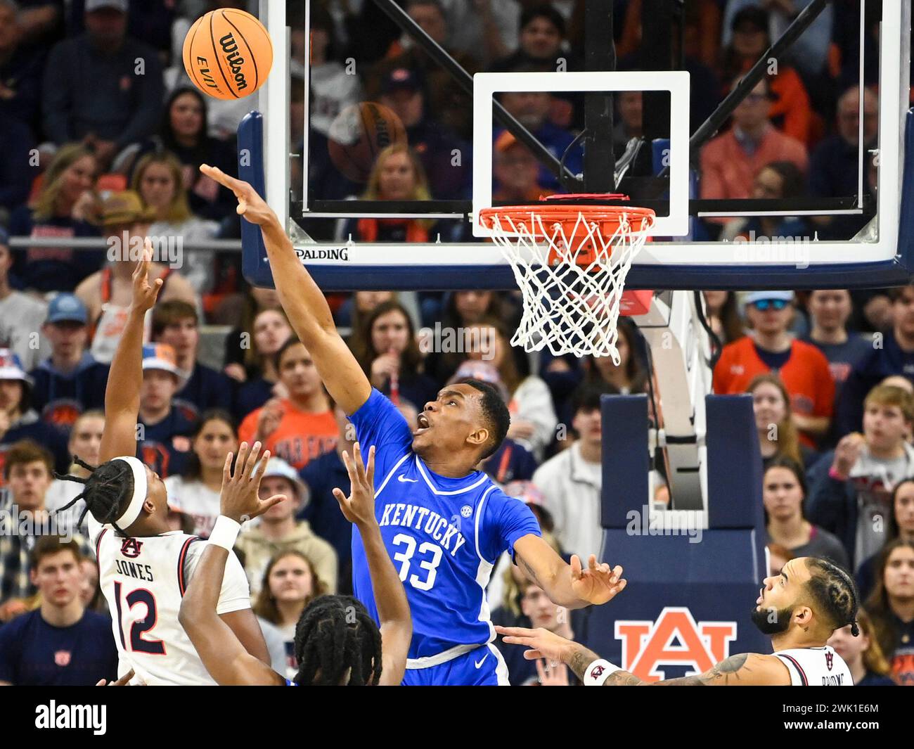 Kentucky forward Ugonna Onyenso (33) blocks a shot by Auburn guard ...