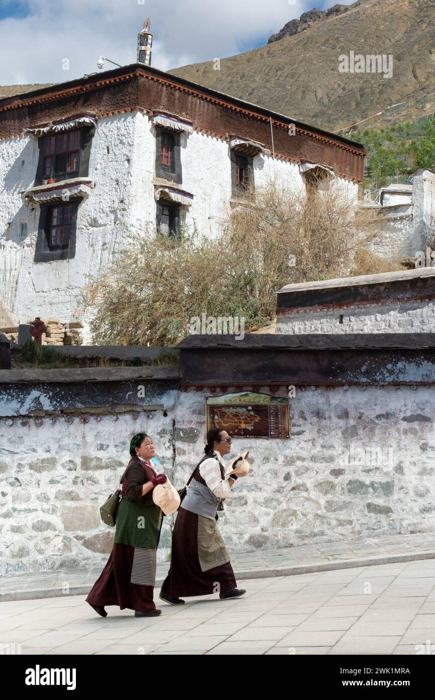 Village women walking in dark hi-res stock photography and images - Alamy