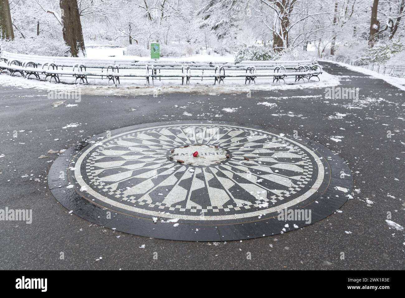 Atmosphere of Central Park on this snowy Saturday morning in New York ...