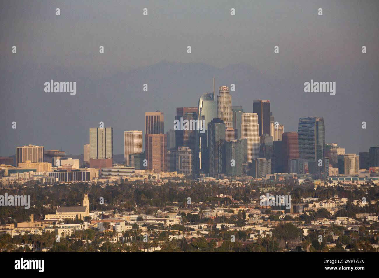 A smoggy view of downtown Los Angeles from Baldwin Hills Overlook, Los ...