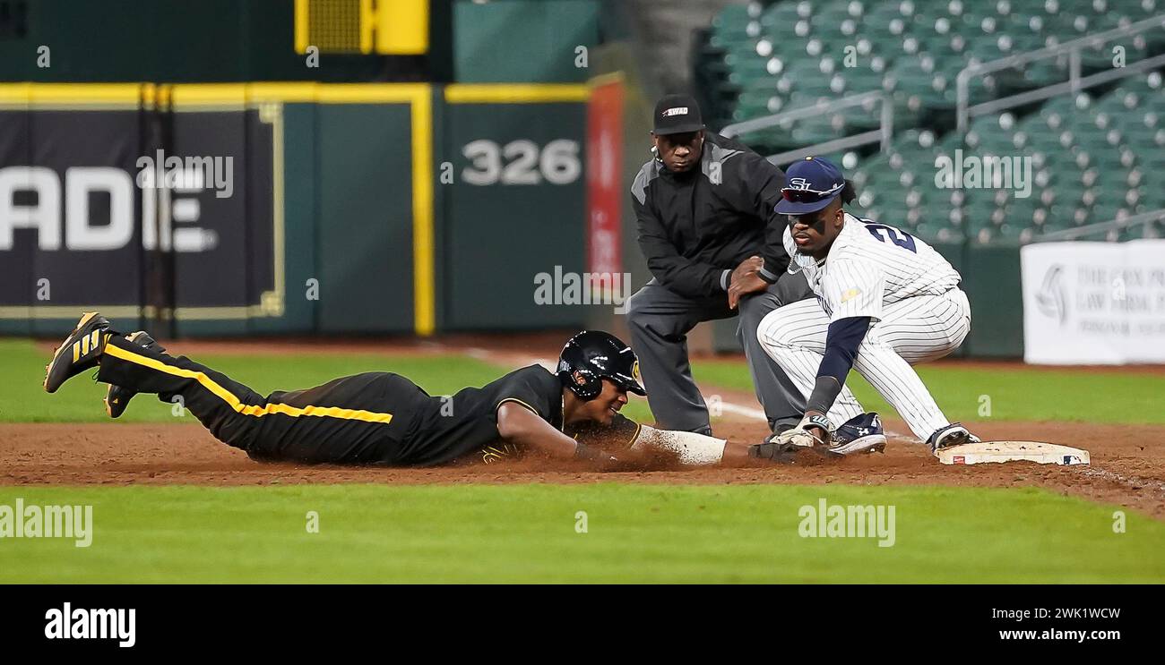 Southern Jaguars first baseman DONNY SANDIFER (28) tags out Grambling ...