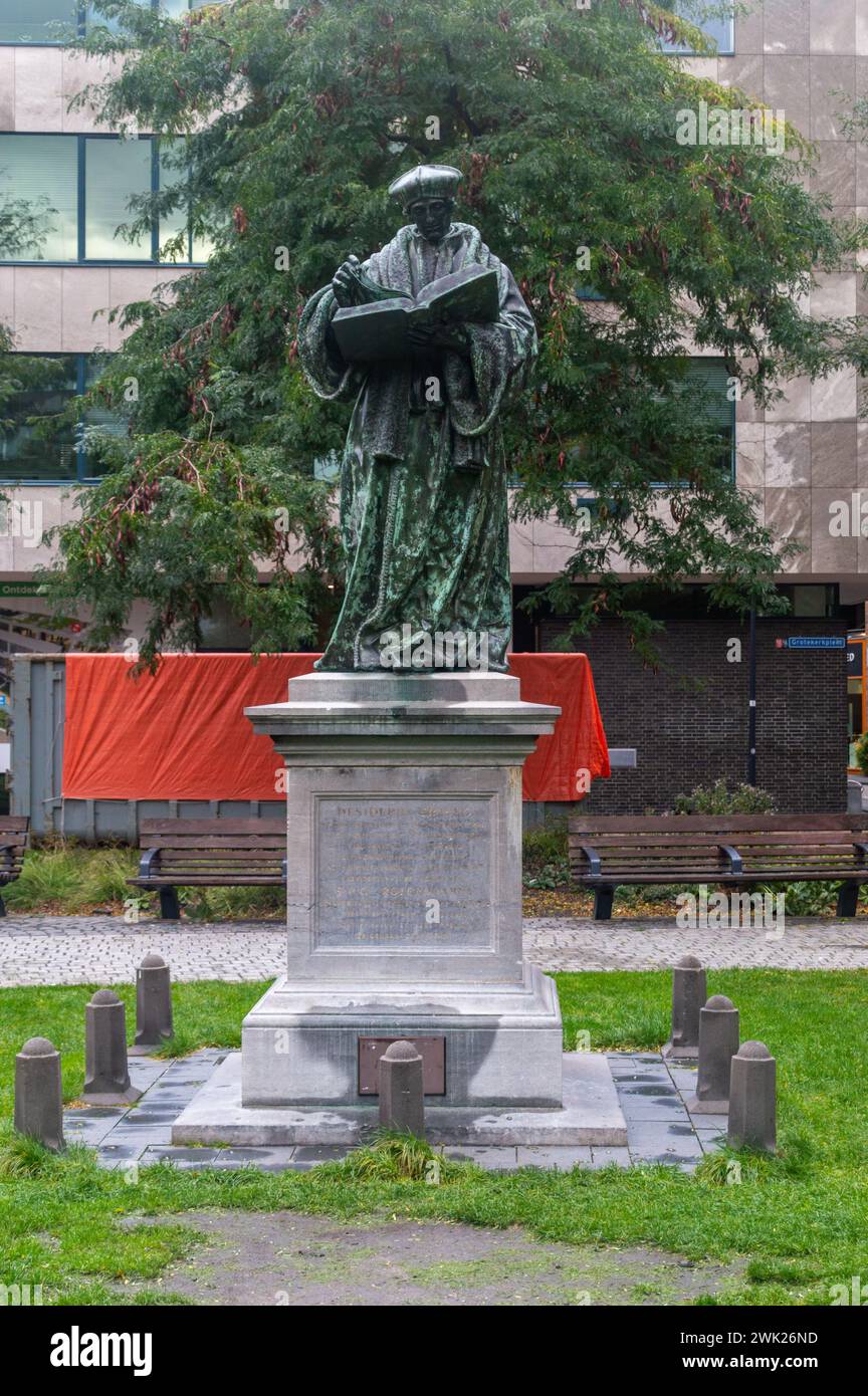 Rotterdam, Nederland - October 22, 2023: The Statue of Erasmus is a ...