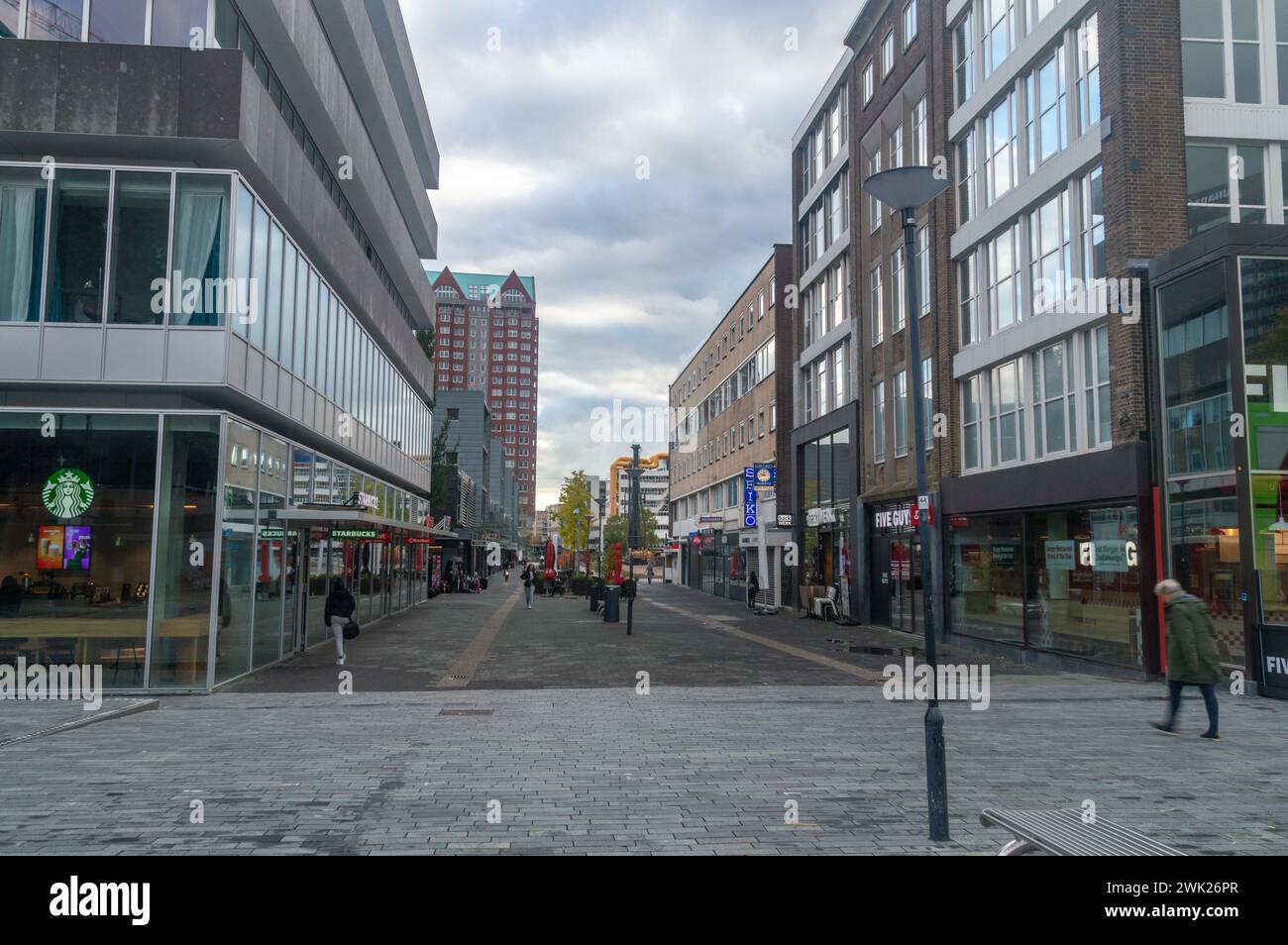 Rotterdam, Nederland - October 22, 2023: Pedestrian street with shops ...