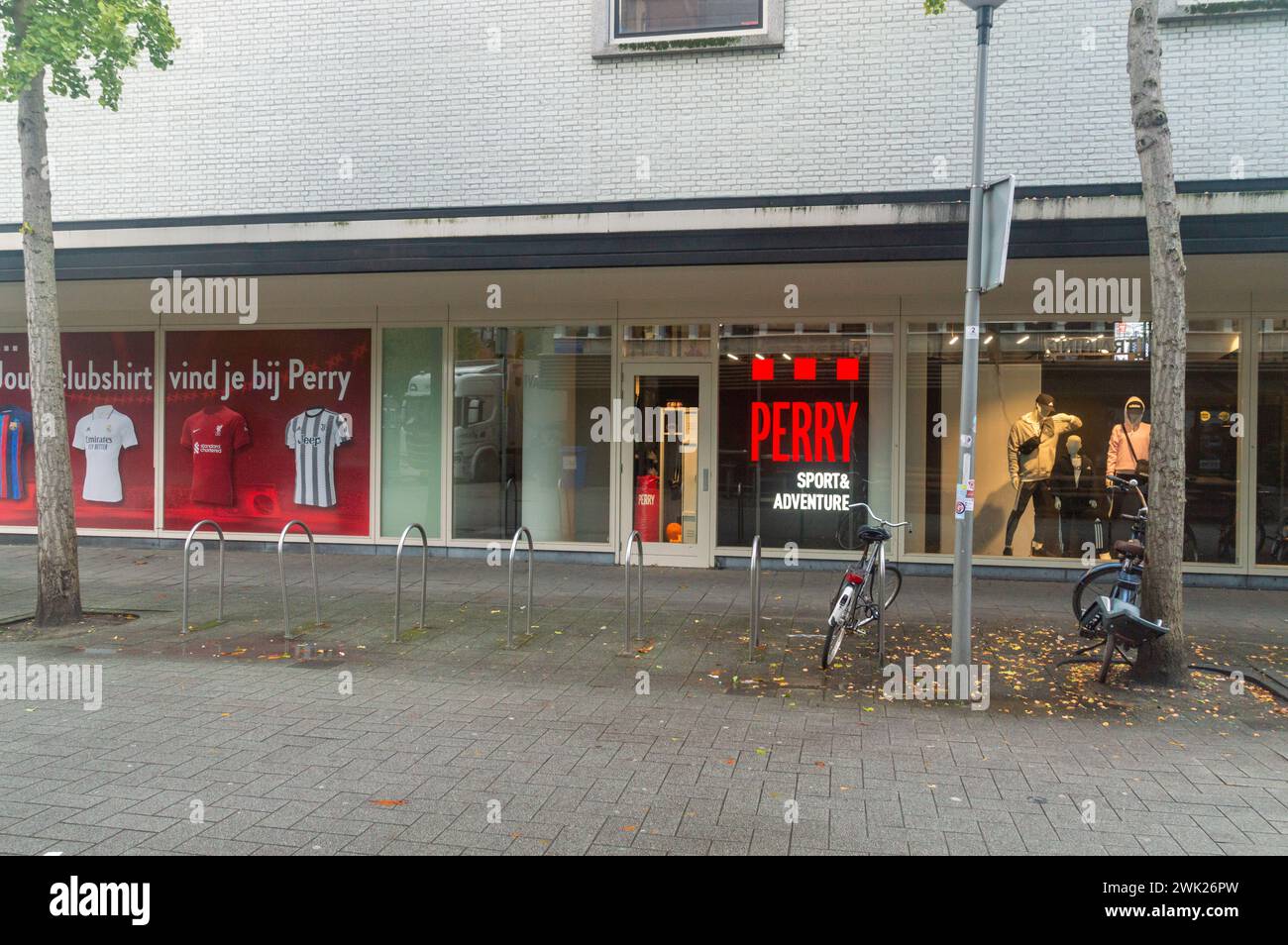 Rotterdam, Nederland - October 22, 2023: Perry sport and adventure shop ...