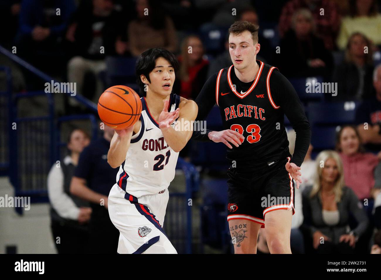 Gonzaga forward Jun Seok Yeo (21) passes the ball next to Pacific guard ...