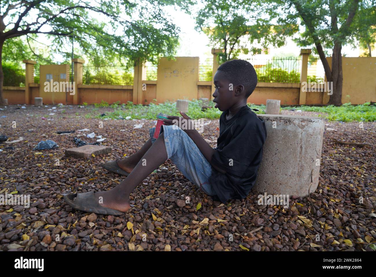 Homeless begging children hi-res stock photography and images - Alamy