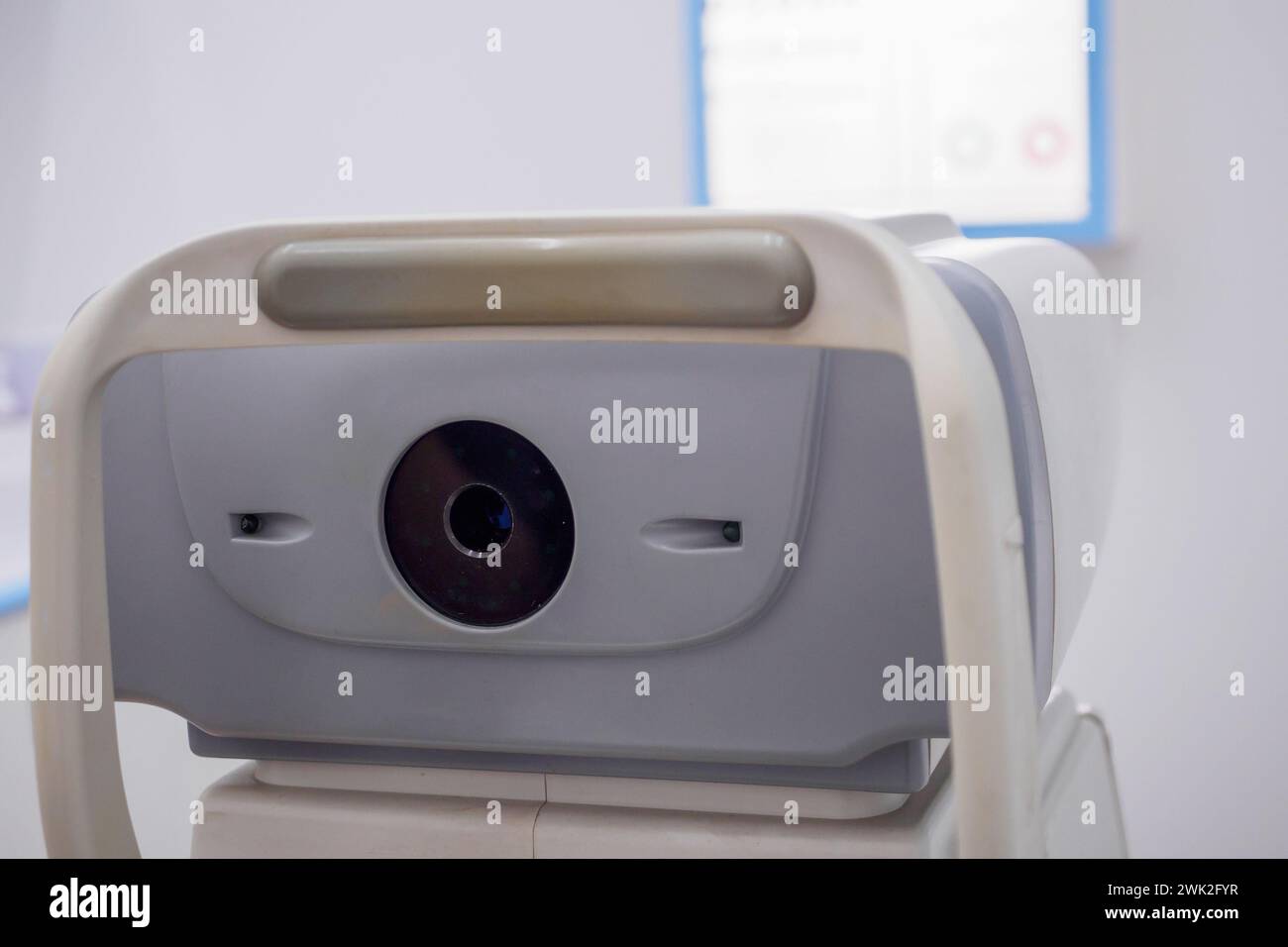 Eye test device hi-res stock photography and images - Alamy