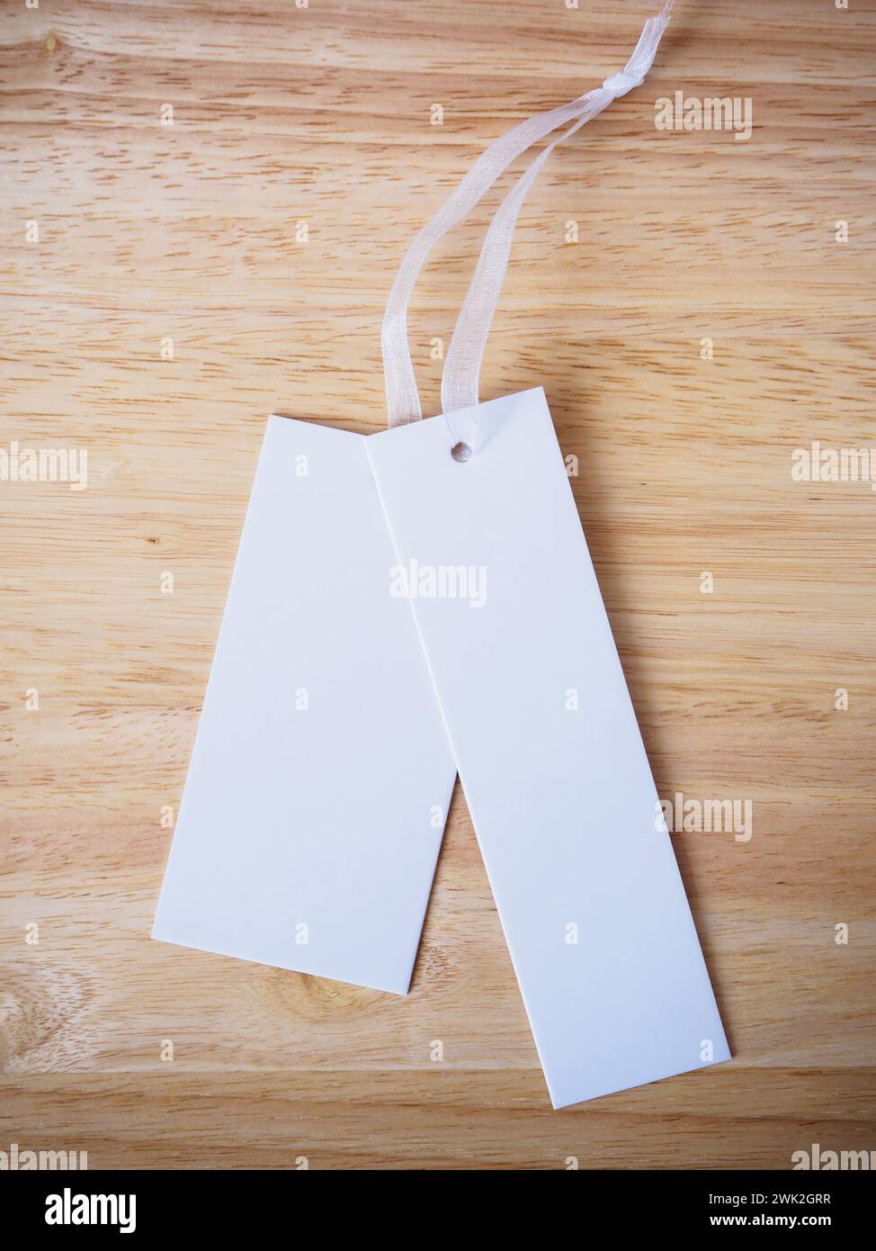 blank white price label on wood background Stock Photo - Alamy