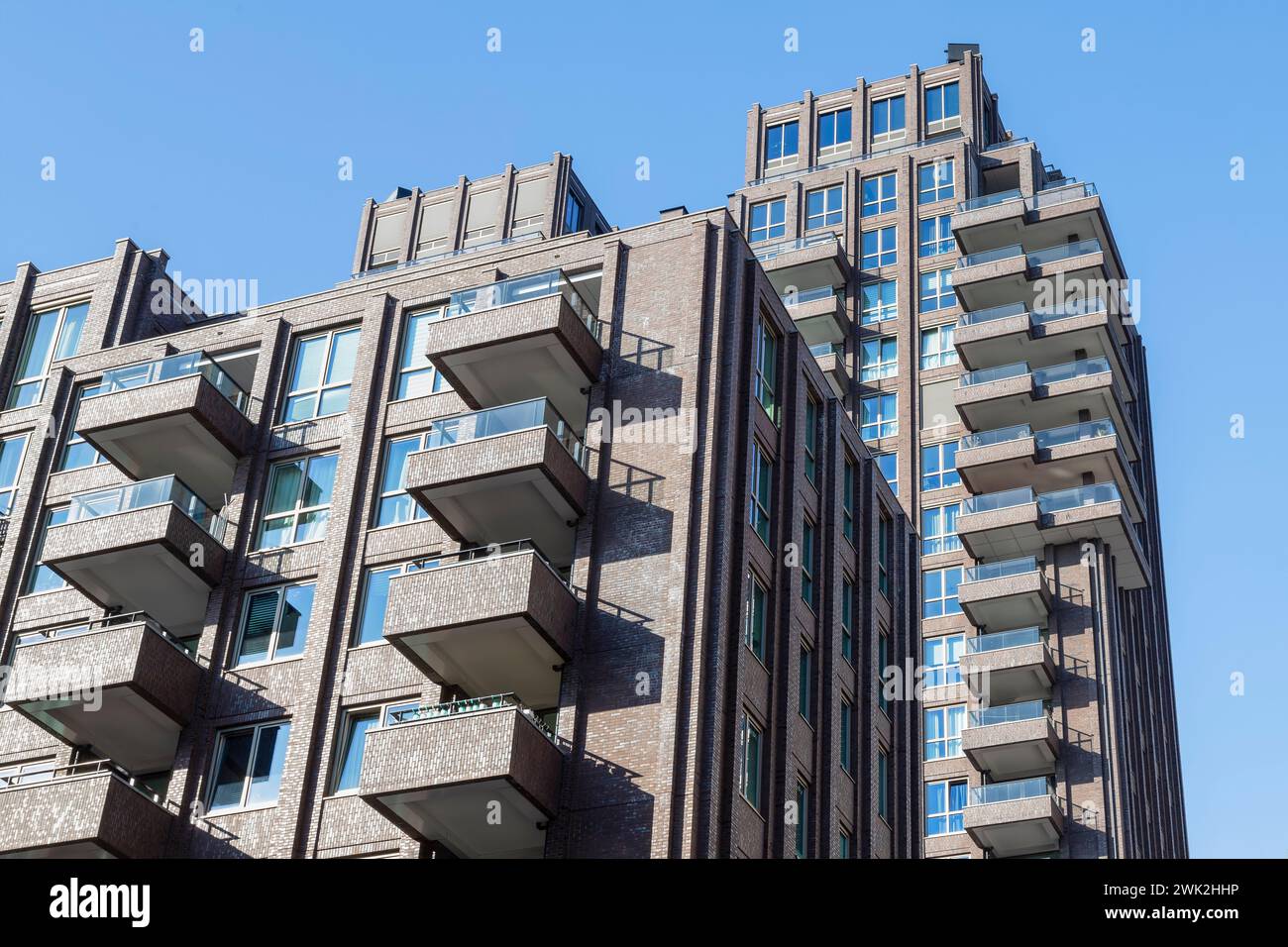 Moderne high-rise apartment buildings with balconies in the Zuidas ...