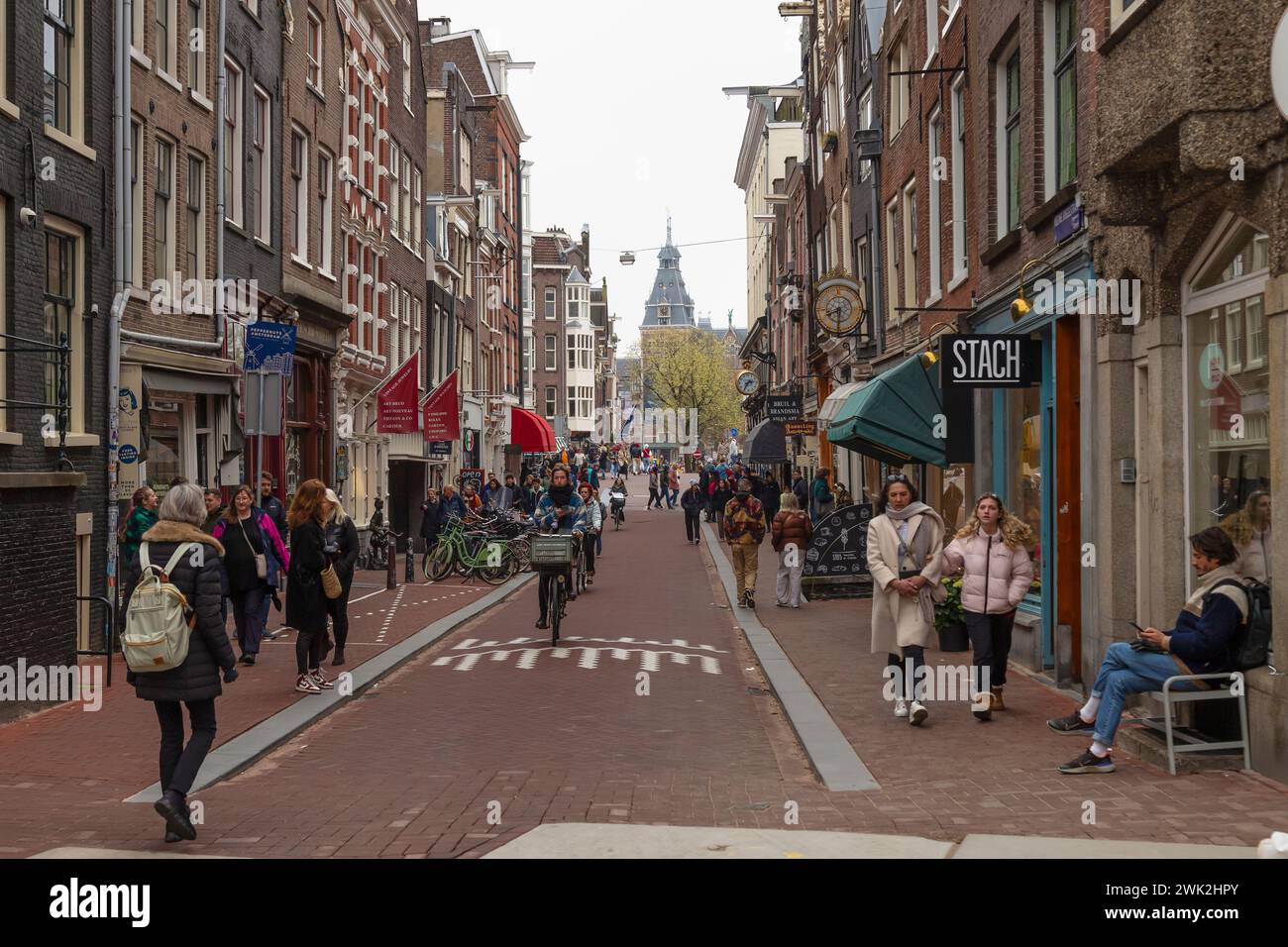 Cozy shopping street with a view of the Rijksmuseum in Amsterdam Stock ...