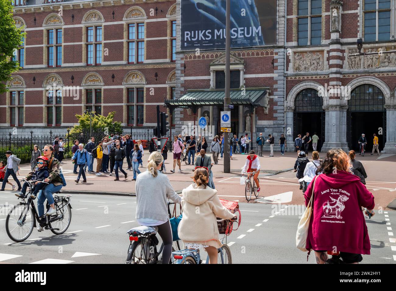 Downtown architecture cross traffic pedestrians hi-res stock ...