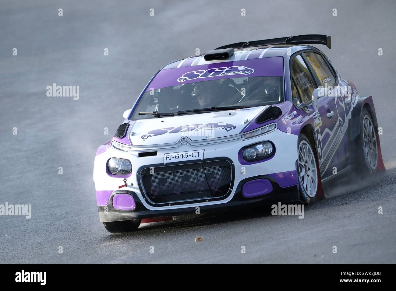Dunfermline, UK. 18th Feb, 2024. Competitors take part in the single ...