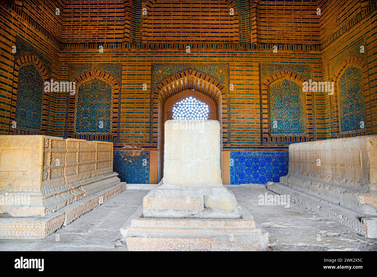 Makli Necropolis, graves inside the mausoleum, beautiful funerary ...