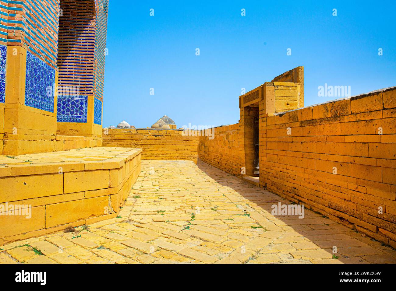 Makli Necropolis, beautiful funerary islamic architecture in Pakistan ...