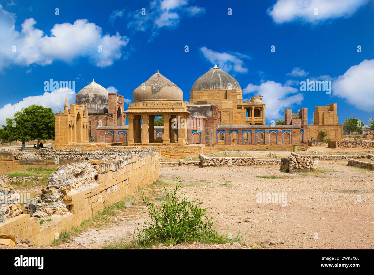 Makli Necropolis, beautiful funerary islamic architecture in Pakistan ...