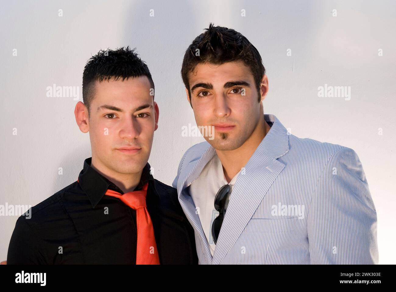 Dos hombres jóvenes hi-res stock photography and images - Alamy