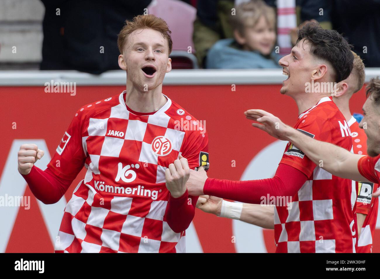 Mainz, Germany. 17th Feb, 2024. Soccer: Bundesliga, FSV Mainz 05 - FC Augsburg, Matchday 22 ...