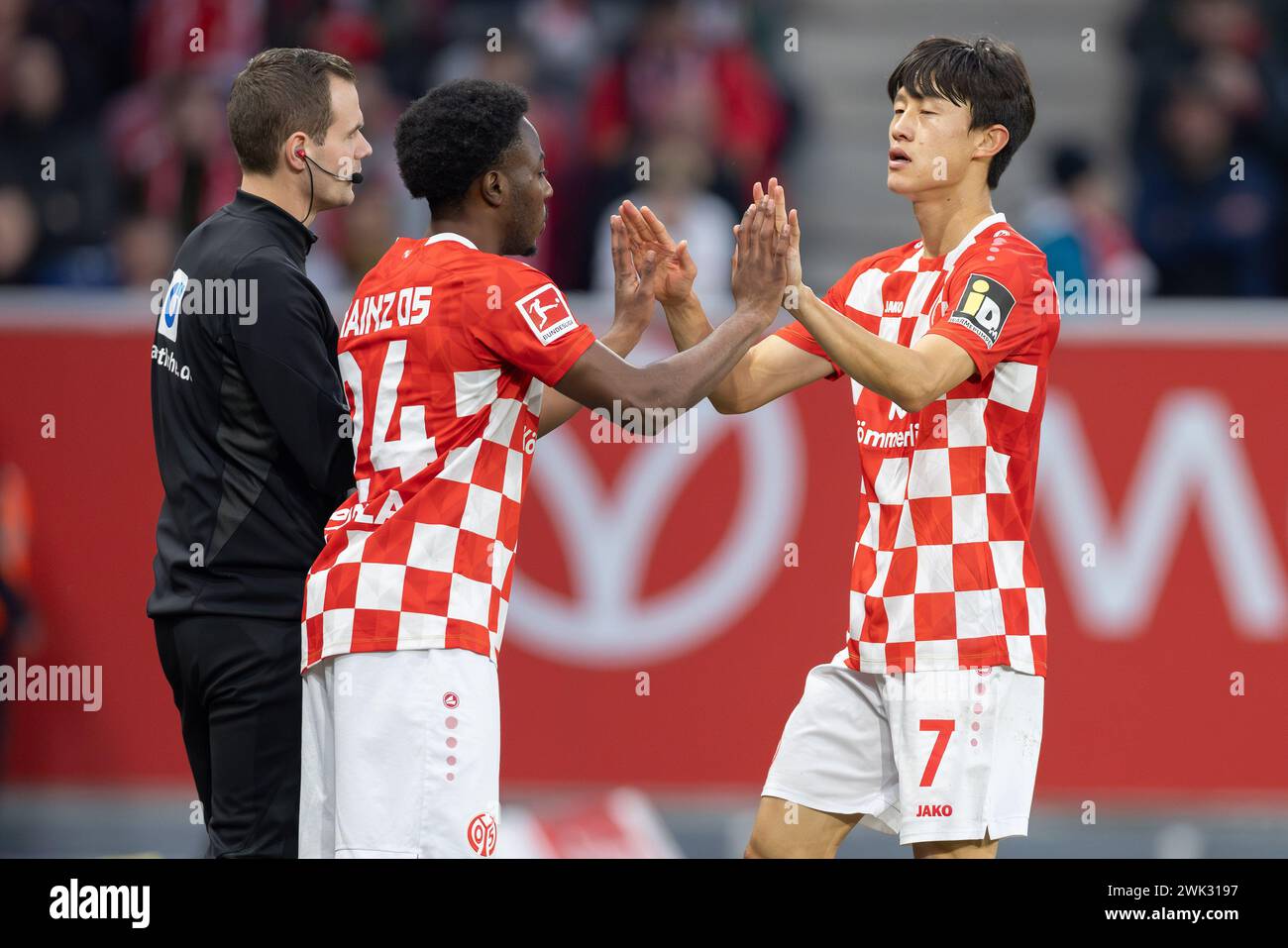 Mainz, Germany. 17th Feb, 2024. Soccer: Bundesliga, FSV Mainz 05 - FC Augsburg, Matchday 22 ...